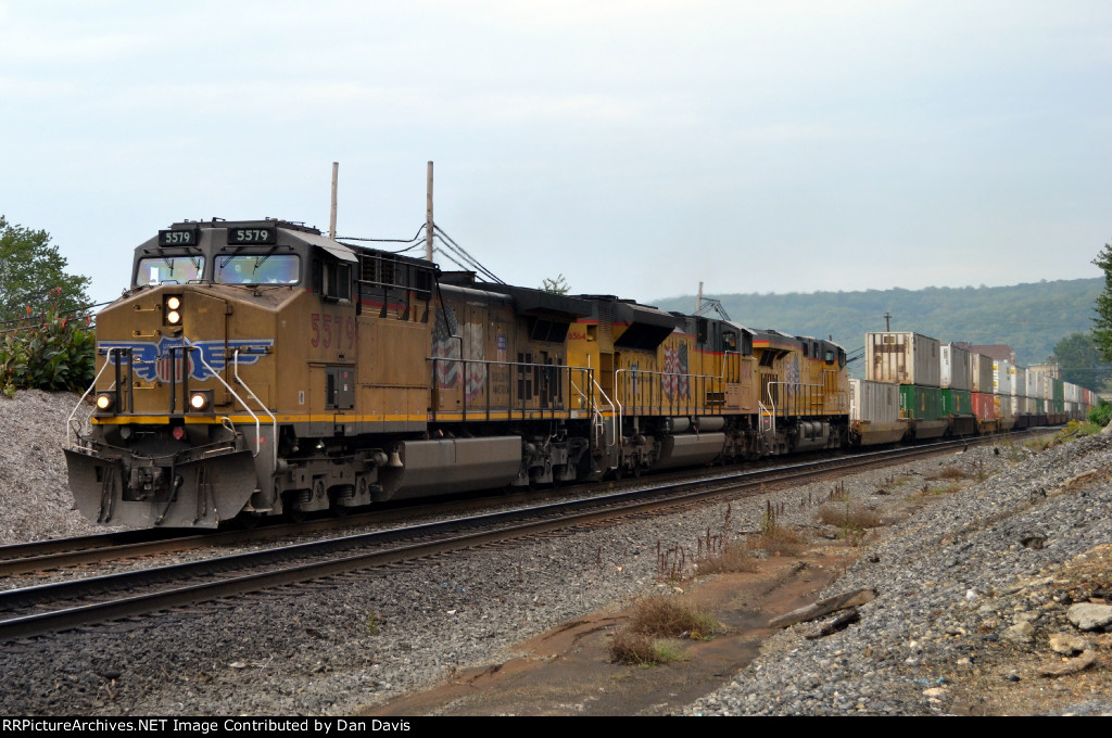 UP AC44CWCTE 5579 leads a triple UP 211